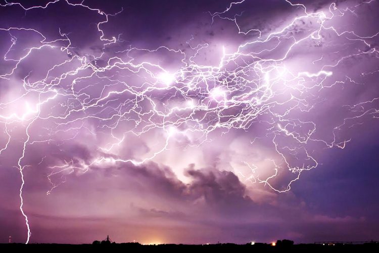 Vetëtima Merimangë, Një Mrekulli Qiellore E Pashoqe - Ndiqeni Këtu ...