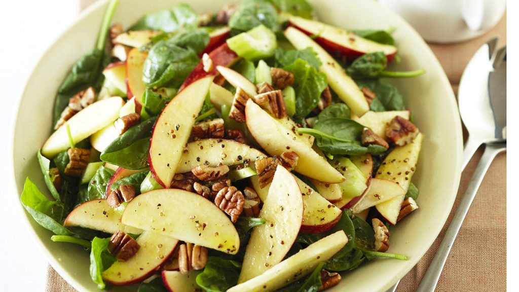 Spinaq, Mollë, Arra - Sallata e Freskët plot Shije dhe Shëndet - AgroWeb