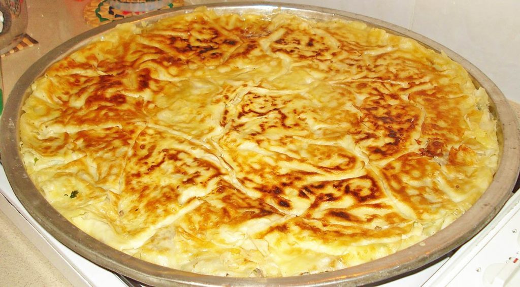Byrek me Petë të Pjekura dhe Lëng Mishi - Receta Speciale - AgroWeb