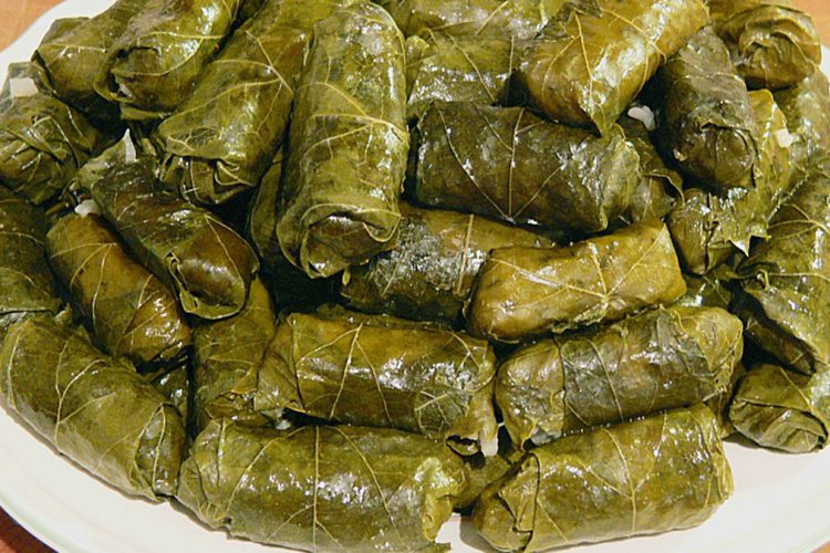 Japrak me gjethe rrushi/ Të shkojnë në shpirt, ja si përgatiten Japrak me gjethe rrushi/ Të shkojnë në shpirt, ja si përgatiten