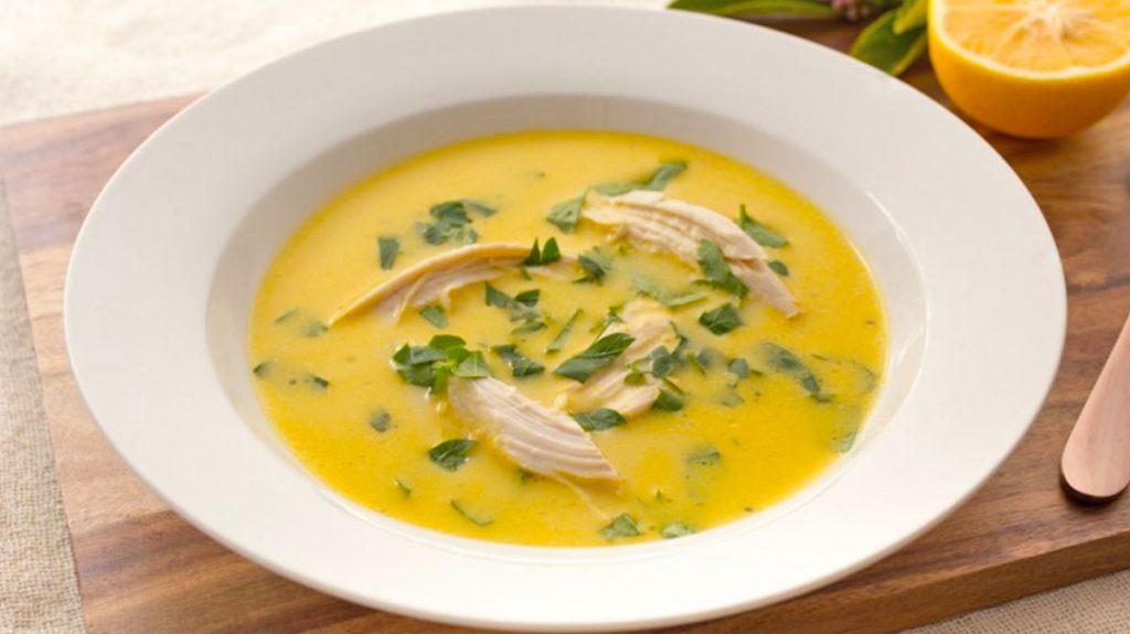 Receta e Lehtë e Verës – Supë Pule me Vezë dhe Limon - AgroWeb