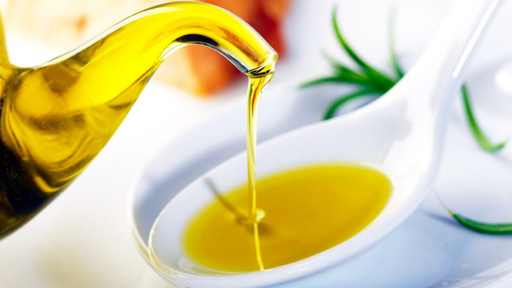 Si ta Përdorni Vajin e Ullirit për t’u Nxirë Gjatë Verës pa u Djegur ...