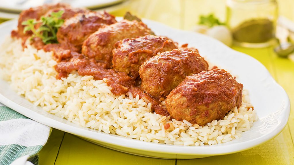 Pilaf me Qofte Shtëpie dhe Salcë Domatesh – Receta e Traditës dhe ...