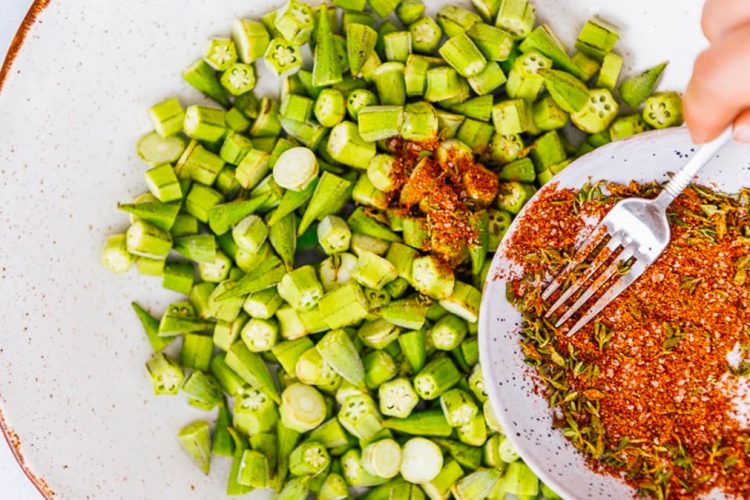 Bamje me Erëza të Pjekura në Furrë – Receta Plot Shije dhe Aromë - AgroWeb