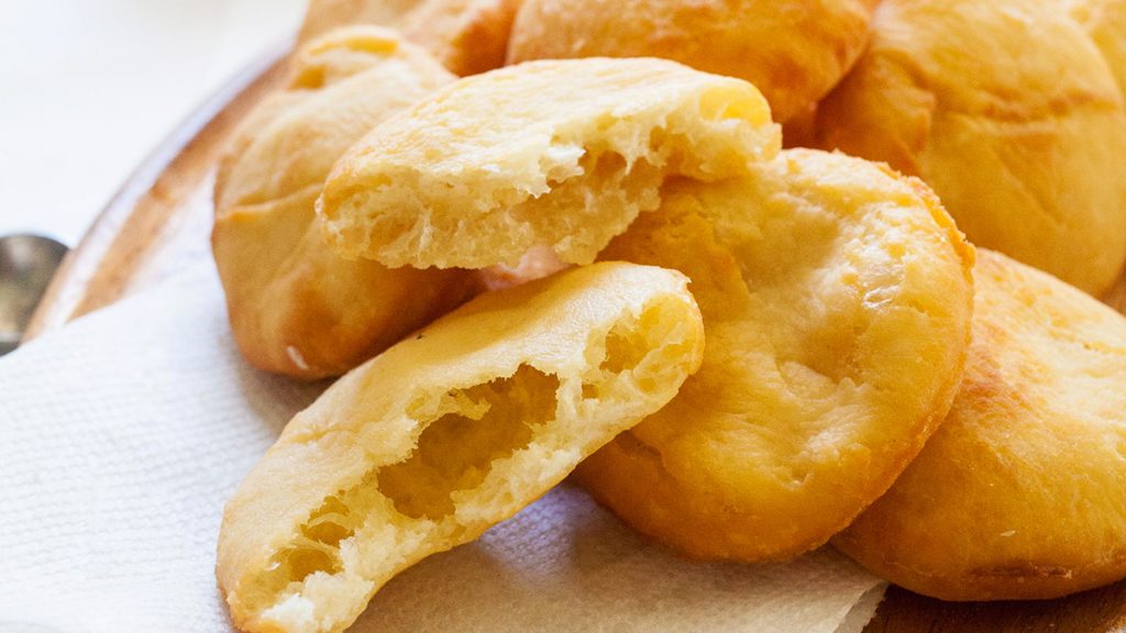 Petulla të Sheshta me Qumësht dhe Ujë – Receta e Traditës dhe Shijes ...