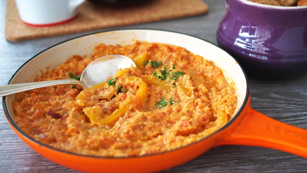 Fërgesë me Gjizë dhe Speca Gogozhare - Shija Speciale e Stinës - AgroWeb