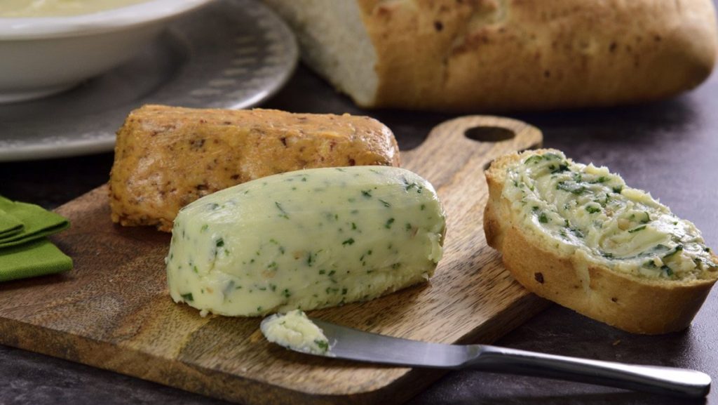 Si të Përgatisni Gjalpë me Shije të Ndryshme - AgroWeb