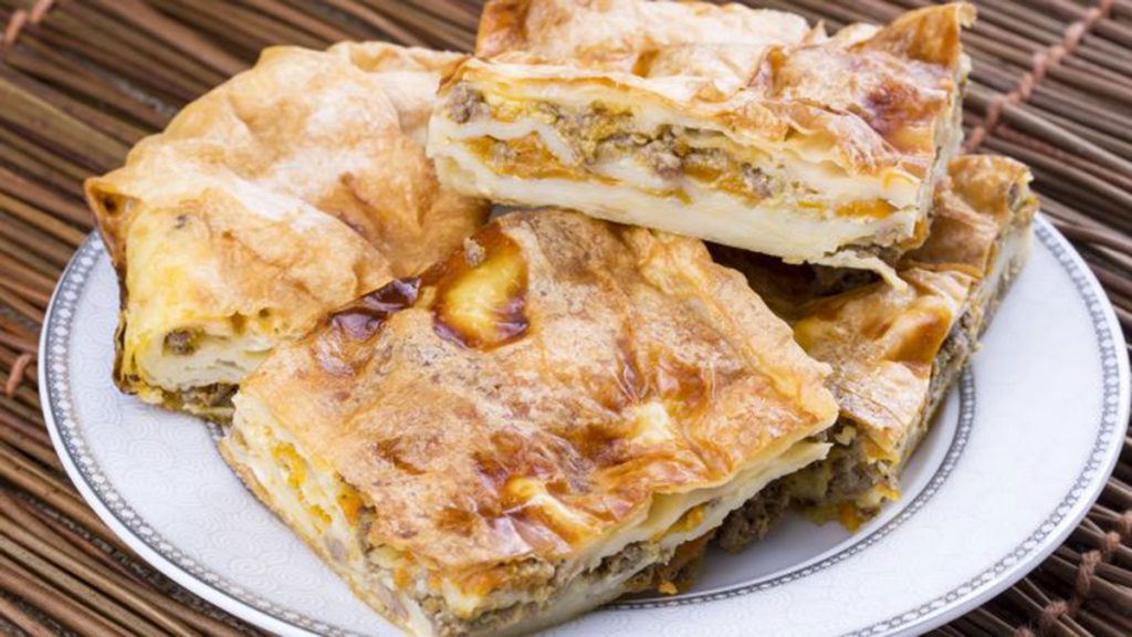 Byrek i Shpejtë me Mish të Grirë - Ngrohtësi Plot Shije në Çdo Tryezë ...