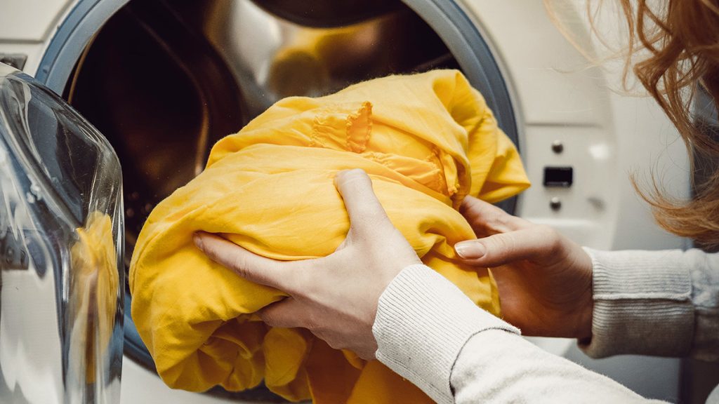 Pse duhet t’i ndërroni rrobat sapo të ktheheni në shtëpi? - AgroWeb